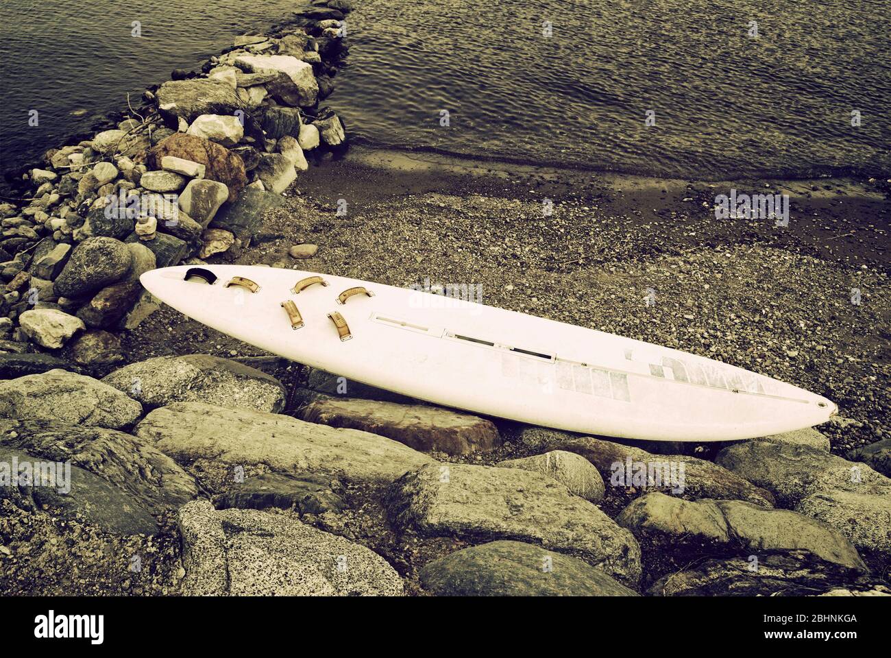 Abandoned surfboard hi-res stock photography and images - Alamy