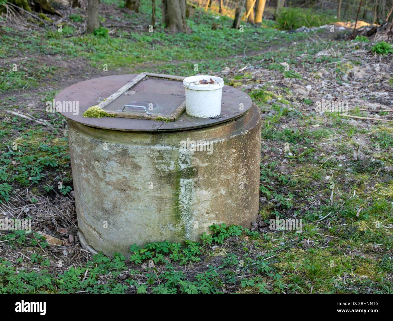 picture of an old well in the yard Stock Photo - Alamy