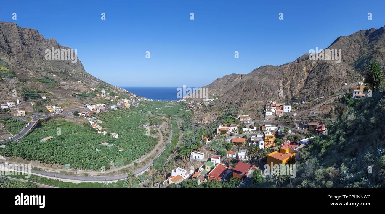 Lower valley of Hermigua, La Gomera with the houses of Las Nuevitas Stock Photo - Alamy