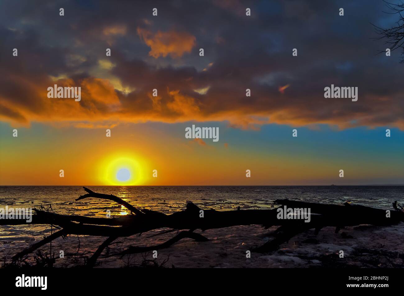 Sun at the zenith hi-res stock photography and images - Alamy