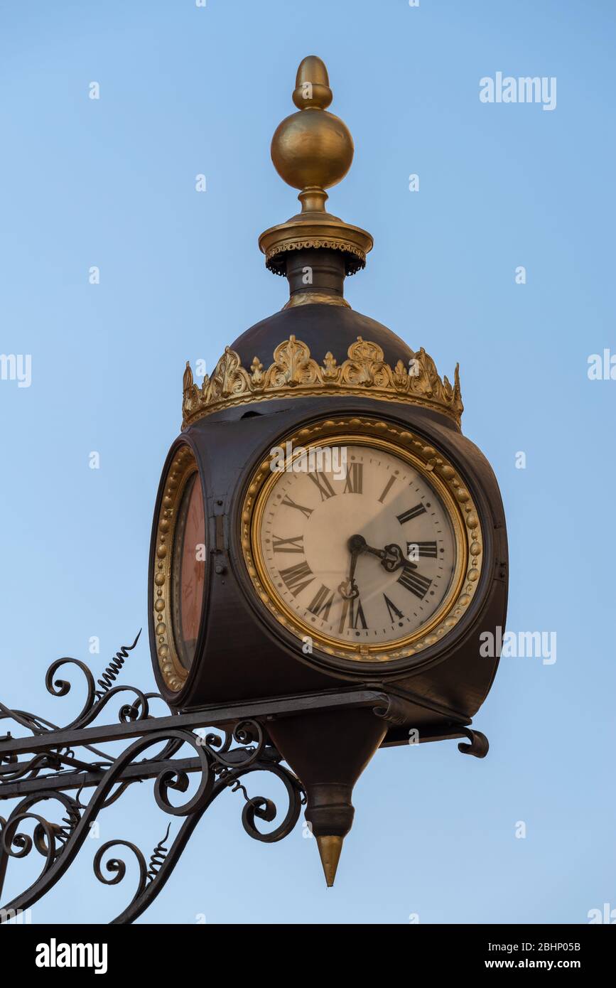 Antique street clock hi-res stock photography and images - Alamy