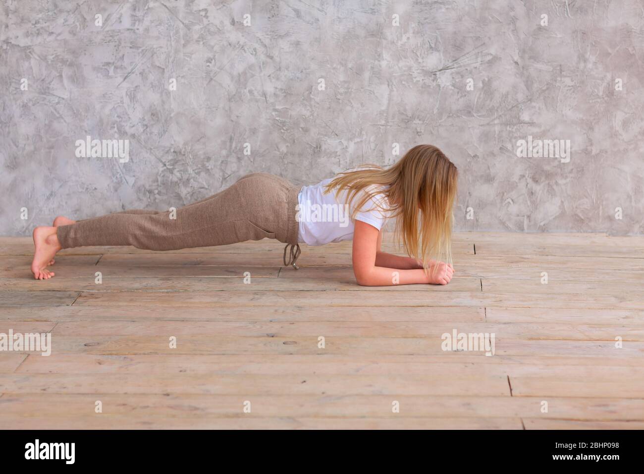 Tennage girl doing fitness gymnastics at home. Gymnastics video ...
