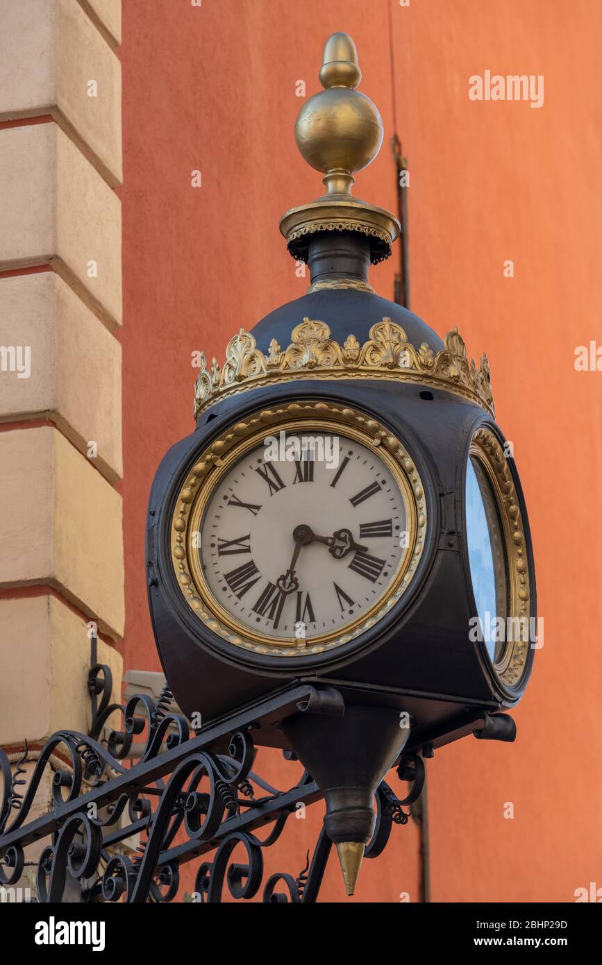 Old street corner clock hi-res stock photography and images - Alamy