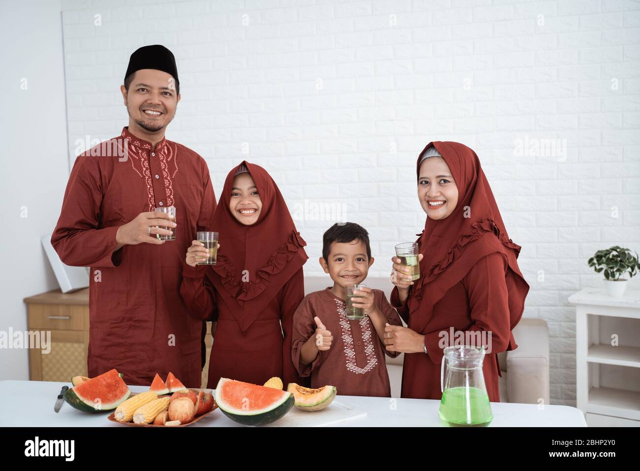 Muslim family breaking fast ramadan hi-res stock photography and images ...