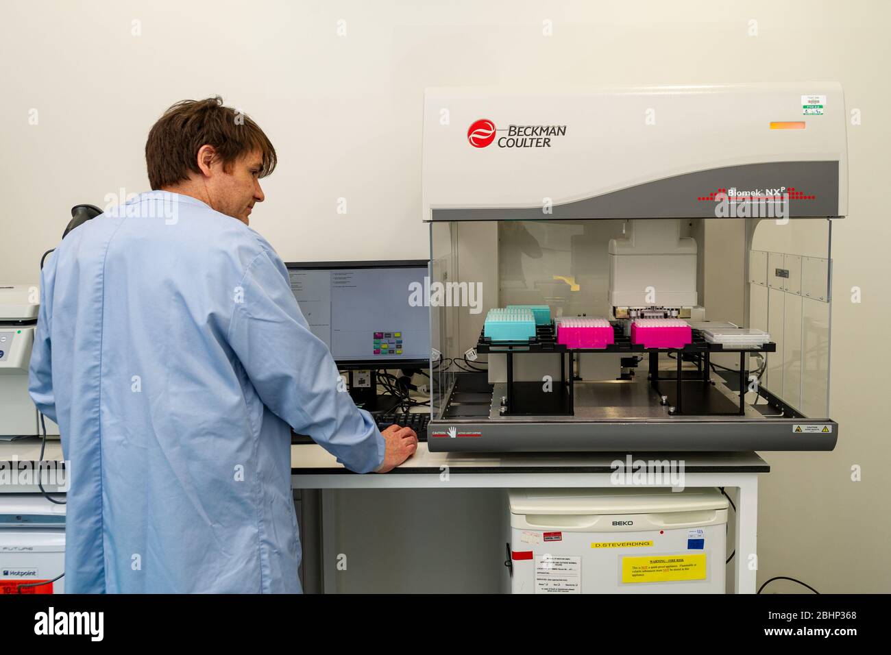 Lab sample robot hi-res stock photography and images - Alamy
