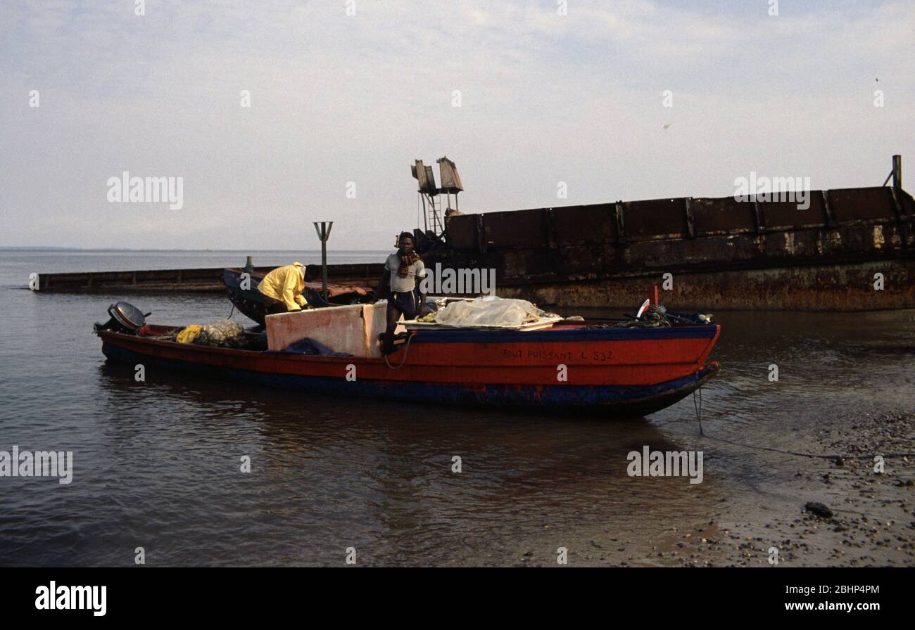 Pirogue small-scale fishing, Libreville (Gaboon Stock Photo - Alamy