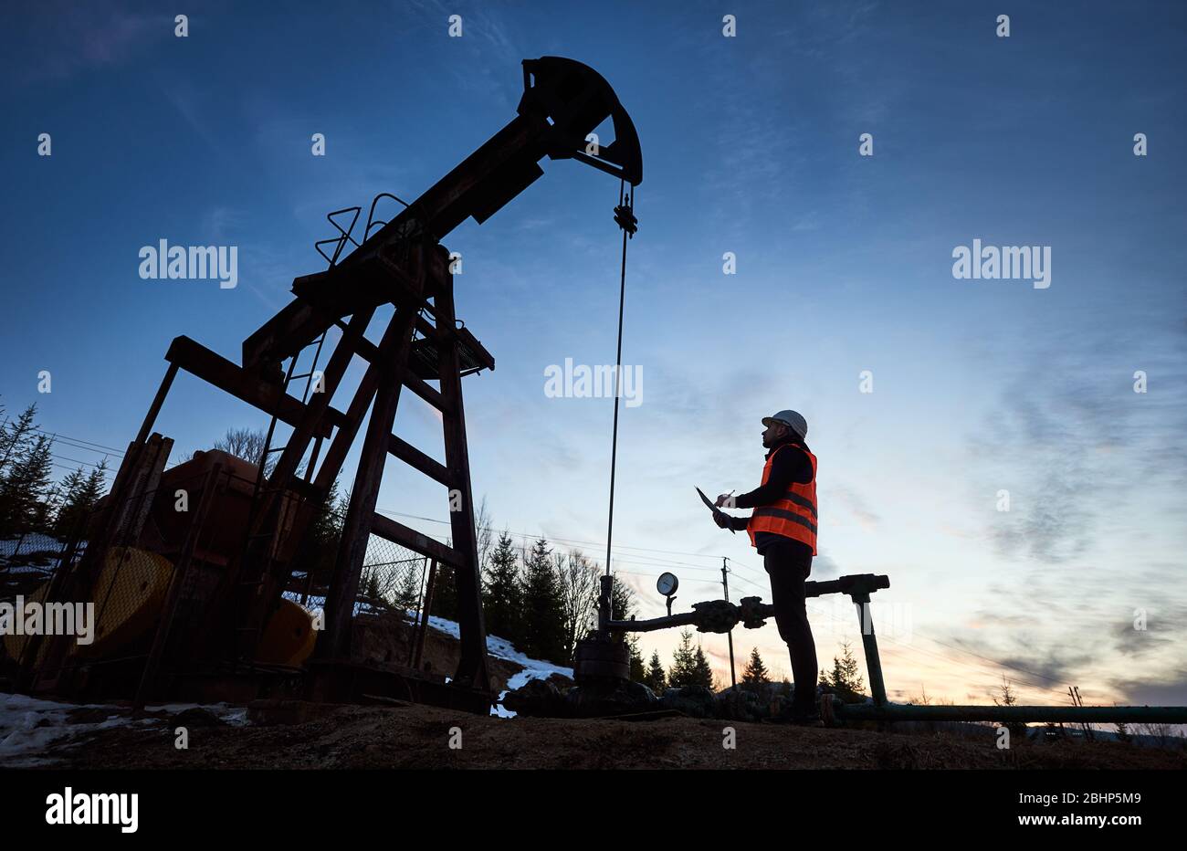 Engineer oil rig hi-res stock photography and images - Alamy