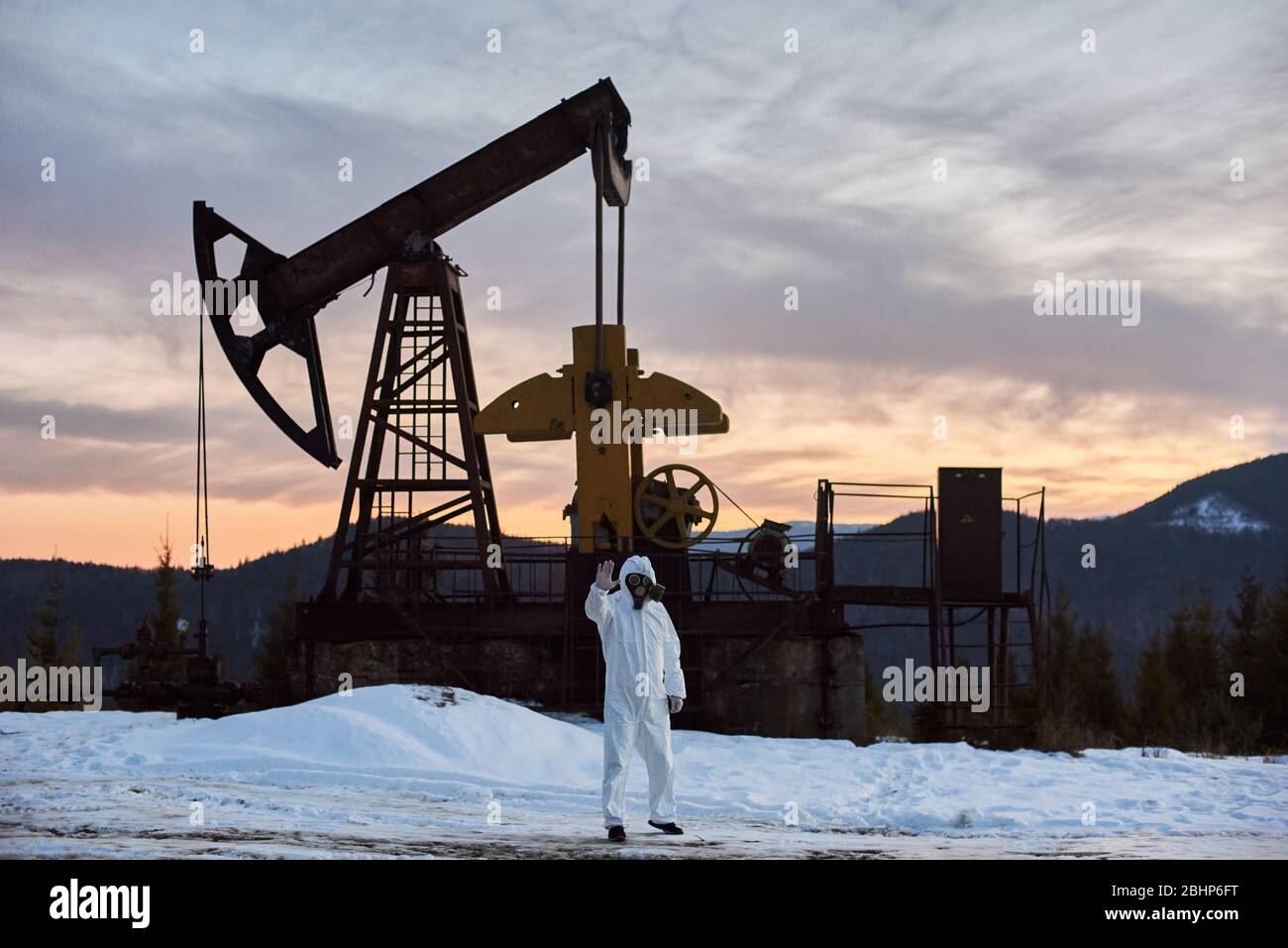 Oil rig worker danger hi-res stock photography and images - Alamy