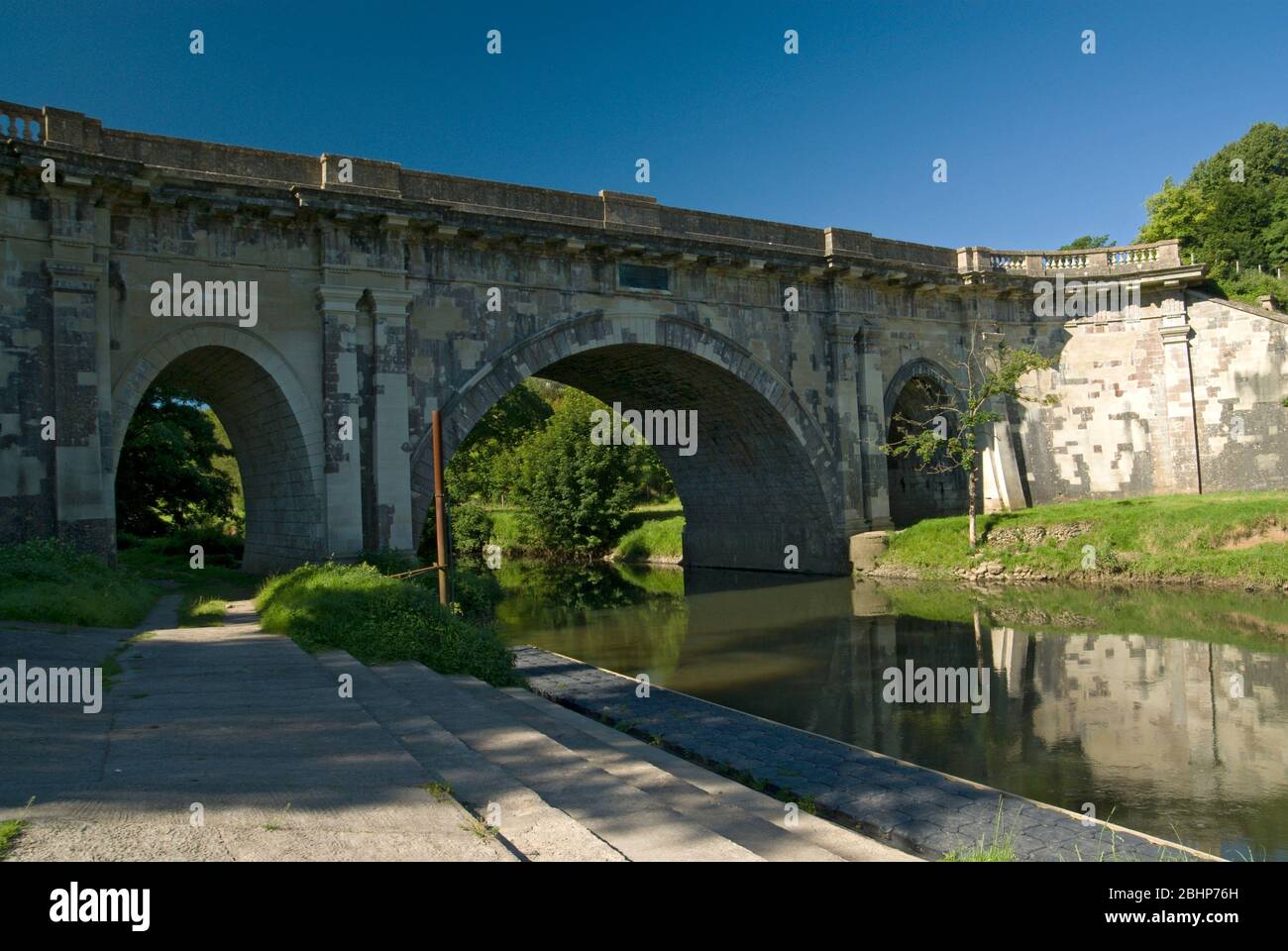 Dundas Aqueduct carrying the Kennet and Avon Canal over the River Avon ...