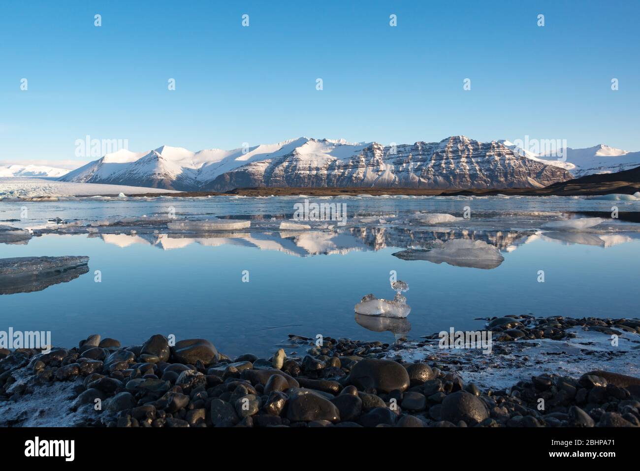 Iceland lake mountains landscape hi-res stock photography and images ...