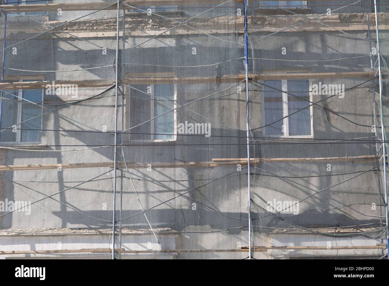 Scaffolding on building in the city Stock Photo - Alamy