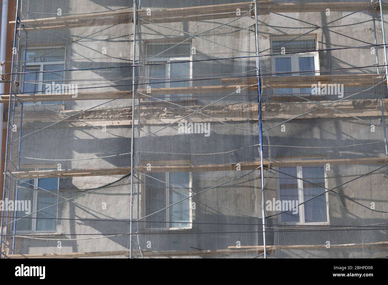 Scaffolding on building in the city Stock Photo - Alamy