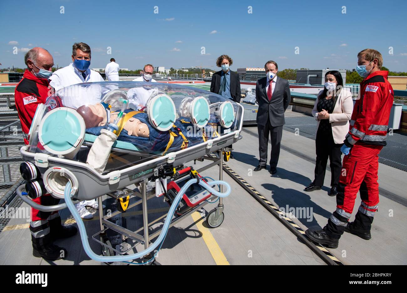 Berlin, Germany. 27th Apr, 2020. Jörg Beneker (l), chief emergency ...