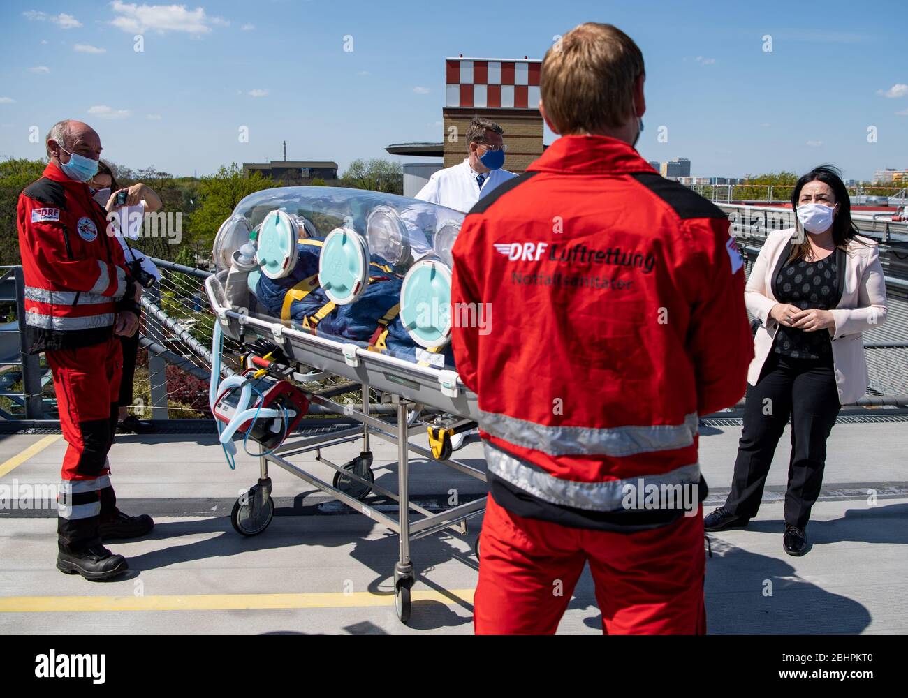 Berlin, Germany. 27th Apr, 2020. Jörg Beneker (l), chief emergency ...