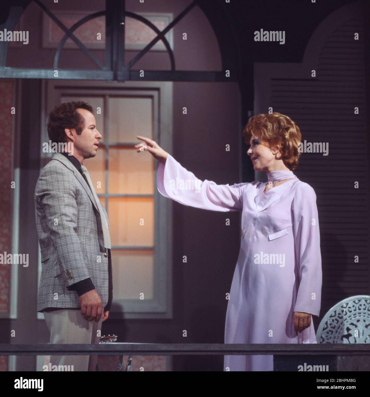 Sonja Ziemann und Michel Hinz unterhalten sich auf der Terrasse ...