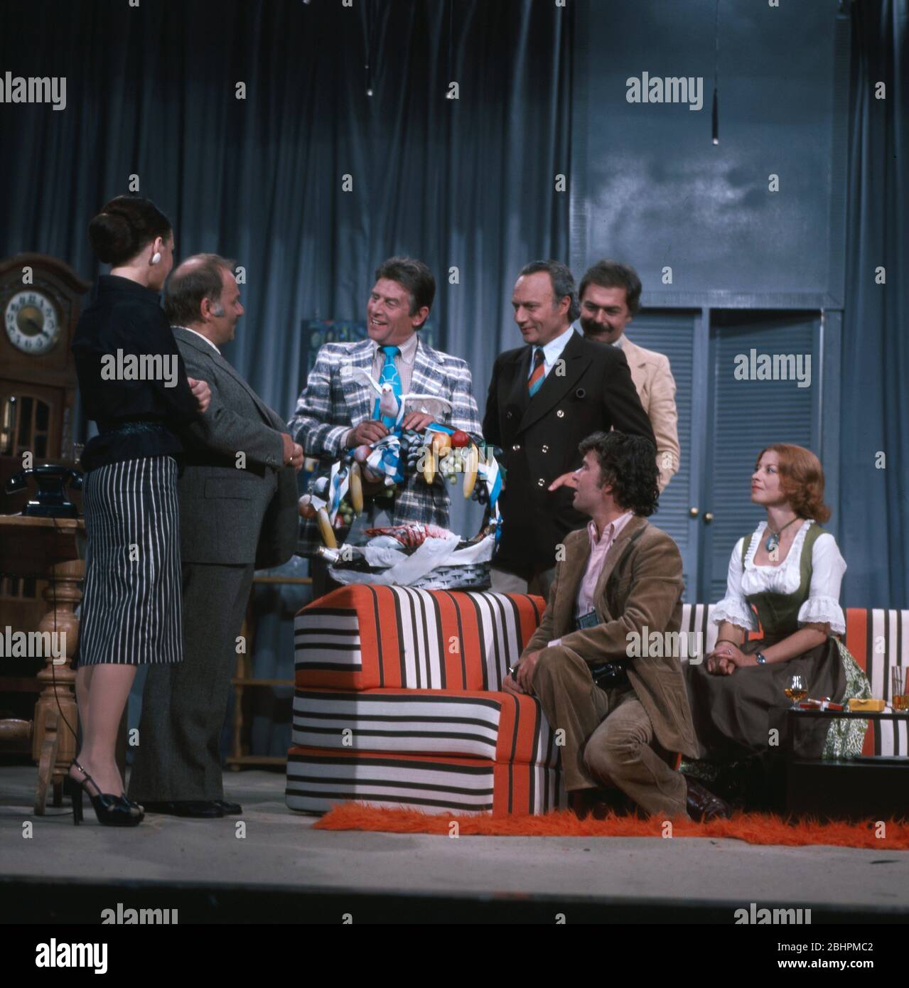 Brigitte Stein und Mogens von Gadow empfangen einen Präsentkorb von ...