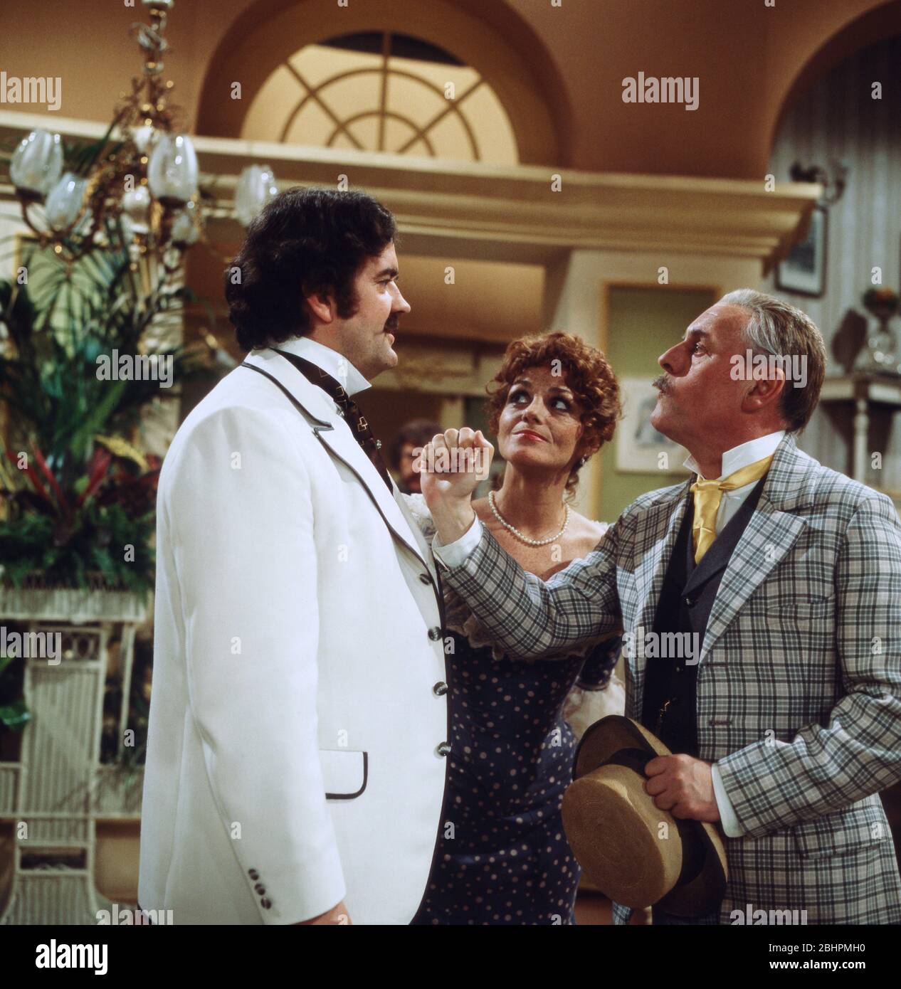 Klaus Höhne droht Gerhard Olschweski mit der Faust im Beisein von Gaby ...