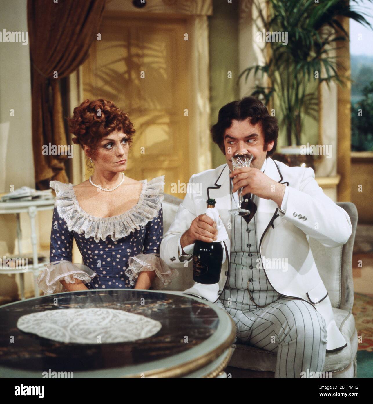 Gaby Gasser sieht Gerhard Olschewski beim Sekttrinken zu in ...