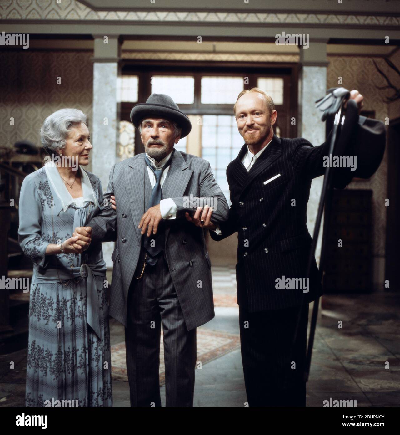 Angela Salloker, Arno Assmann und Ernst Jacobi stehen in der ...