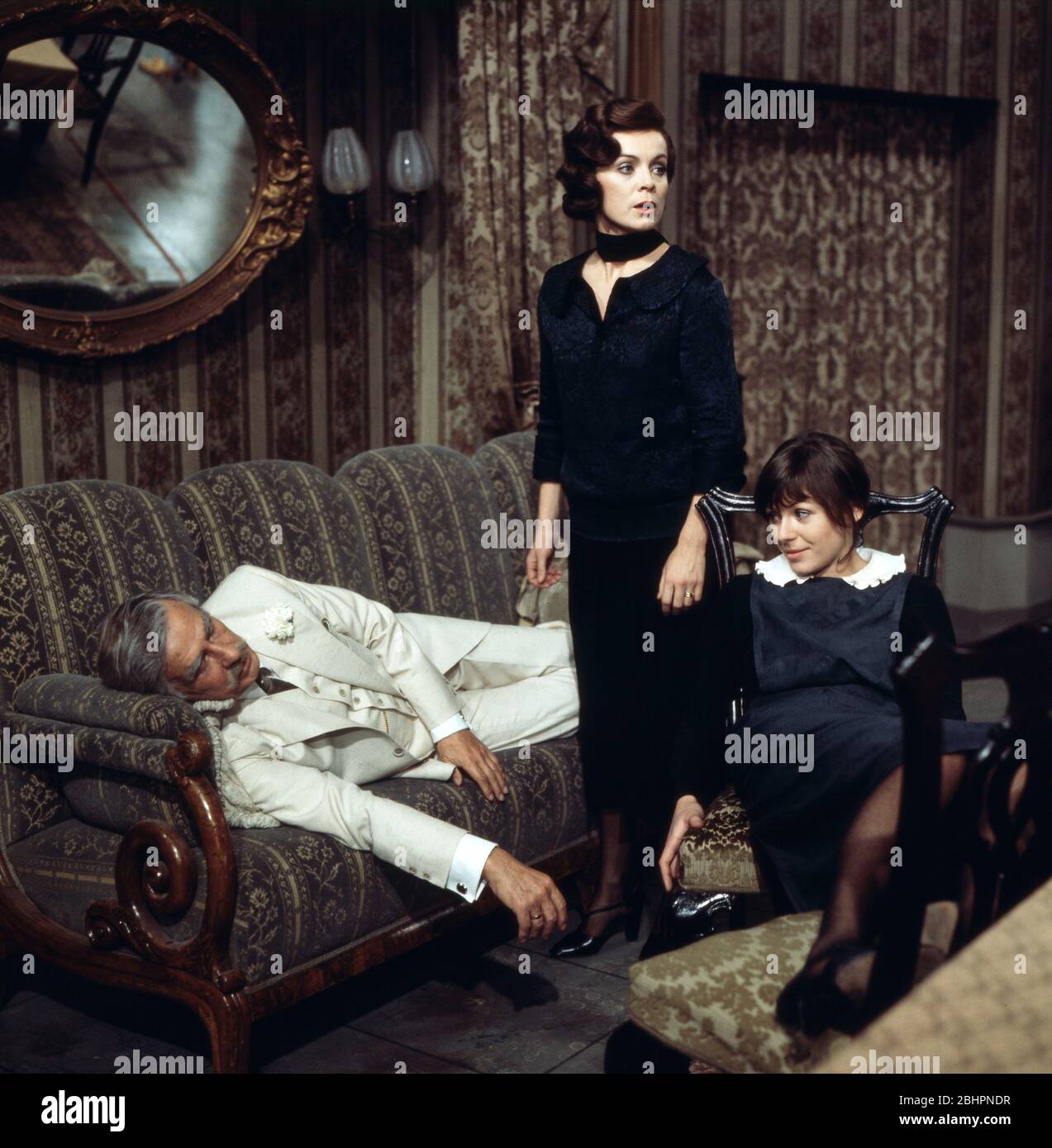 Arno Assman ist auf dem Sofa eingeschlafen wöhrend Susanne Barth und ...