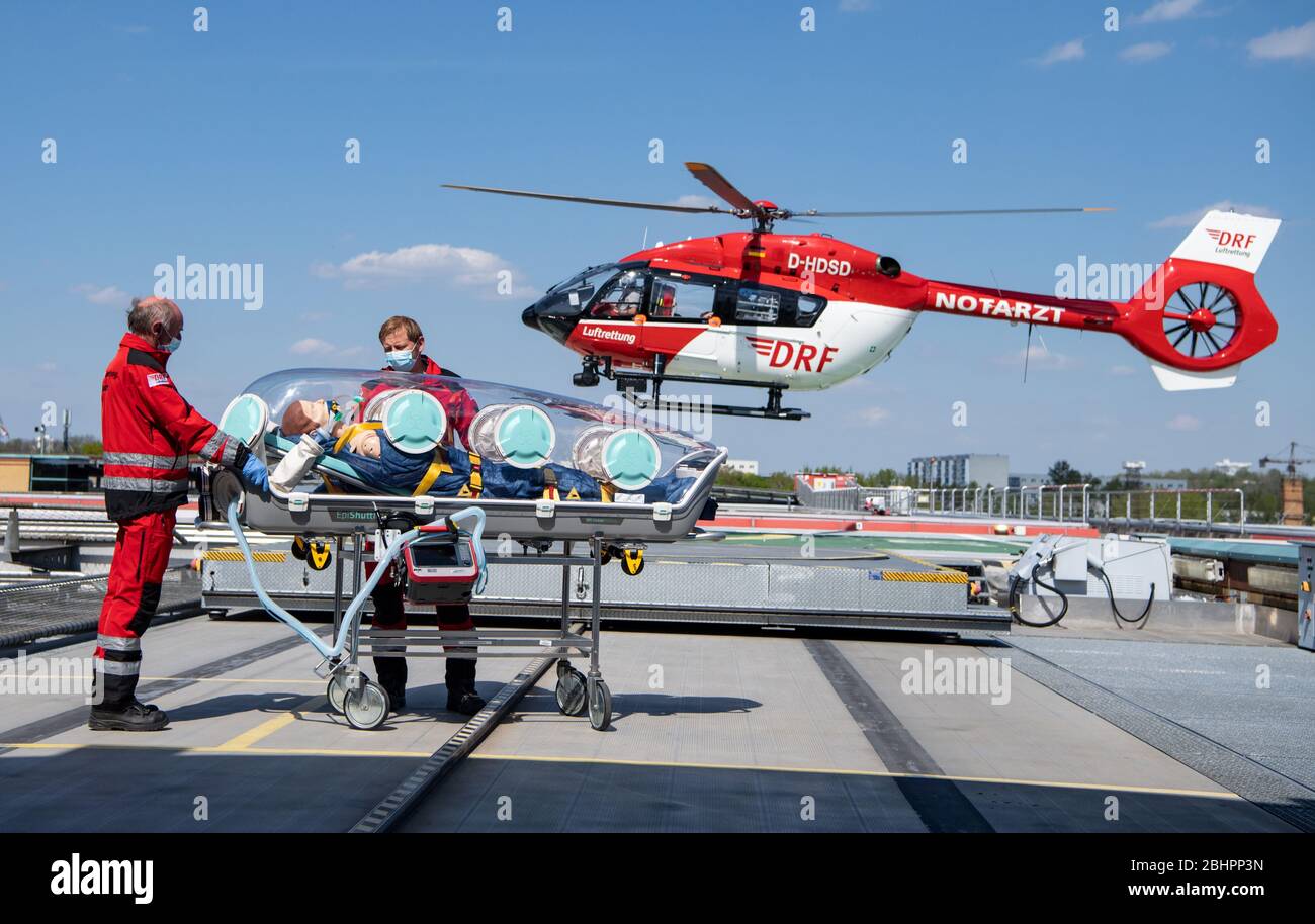 Berlin, Germany. 27th Apr, 2020. Jörg Beneker (l), chief emergency ...