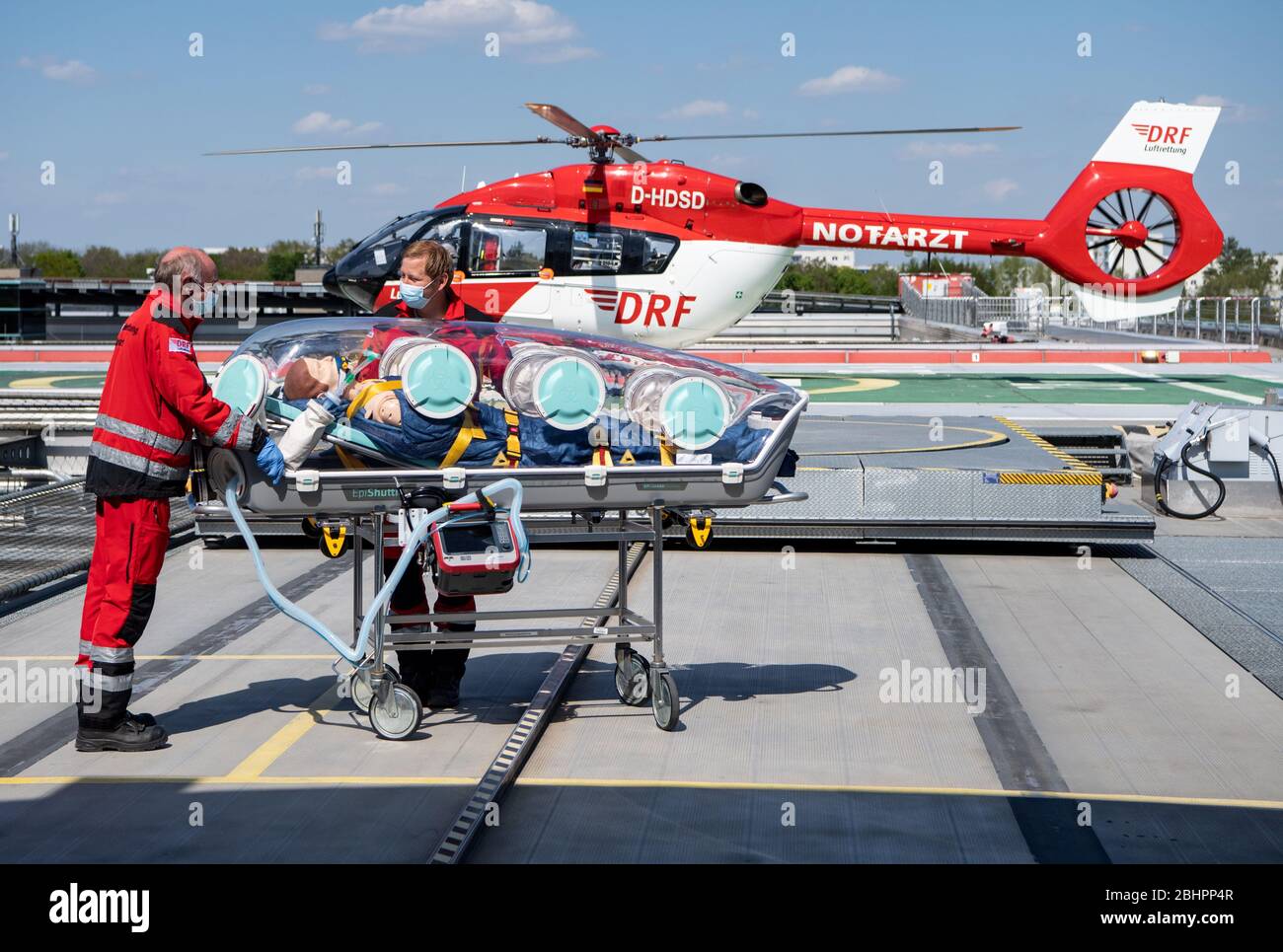 Berlin, Germany. 27th Apr, 2020. Jörg Beneker (l), chief emergency ...