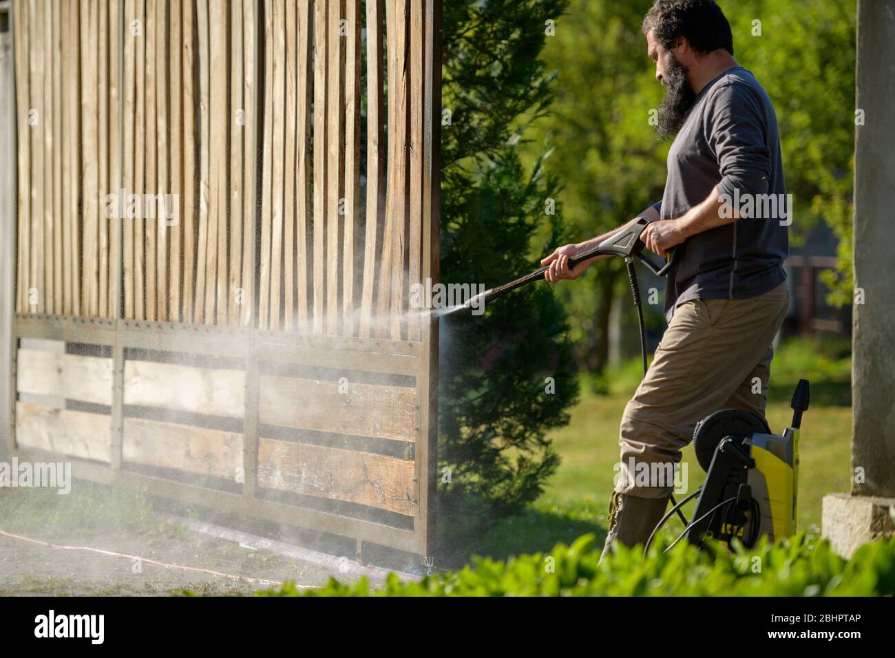 Pressure wash fence hi-res stock photography and images - Alamy