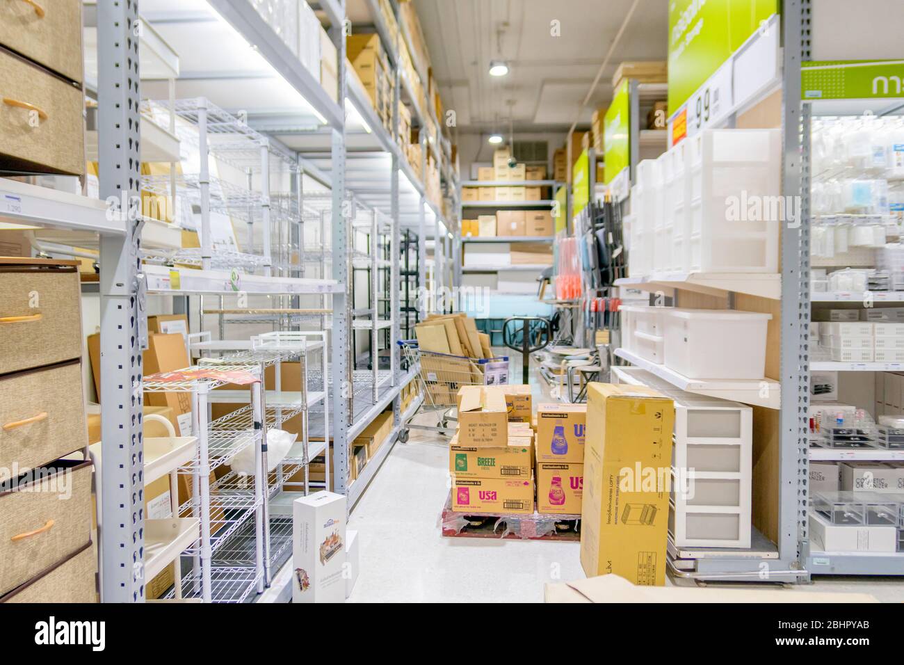 Parcels shelves hi-res stock photography and images - Alamy