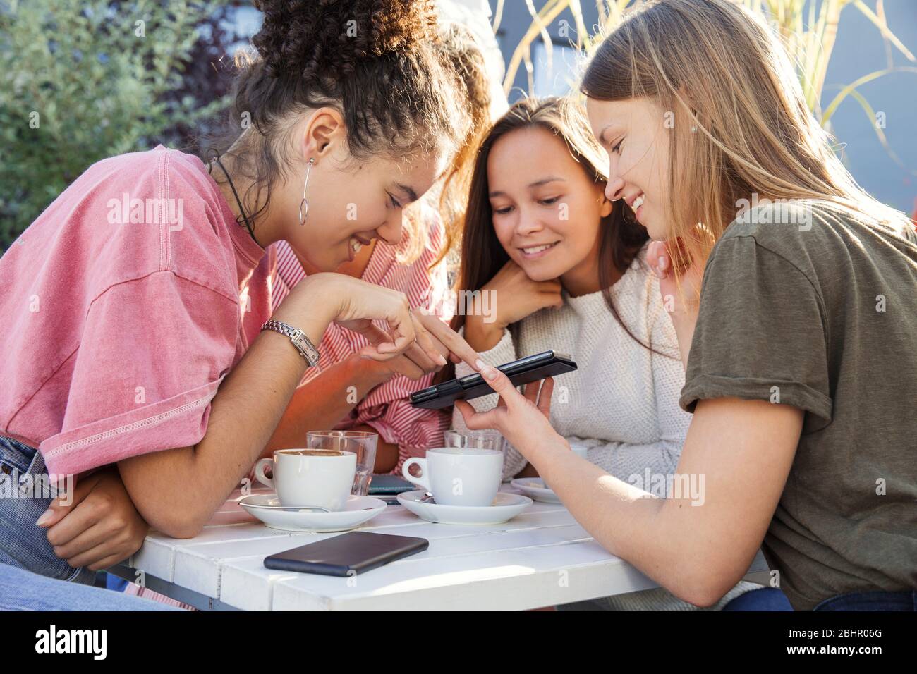 Group people sitting round table hi-res stock photography and images ...