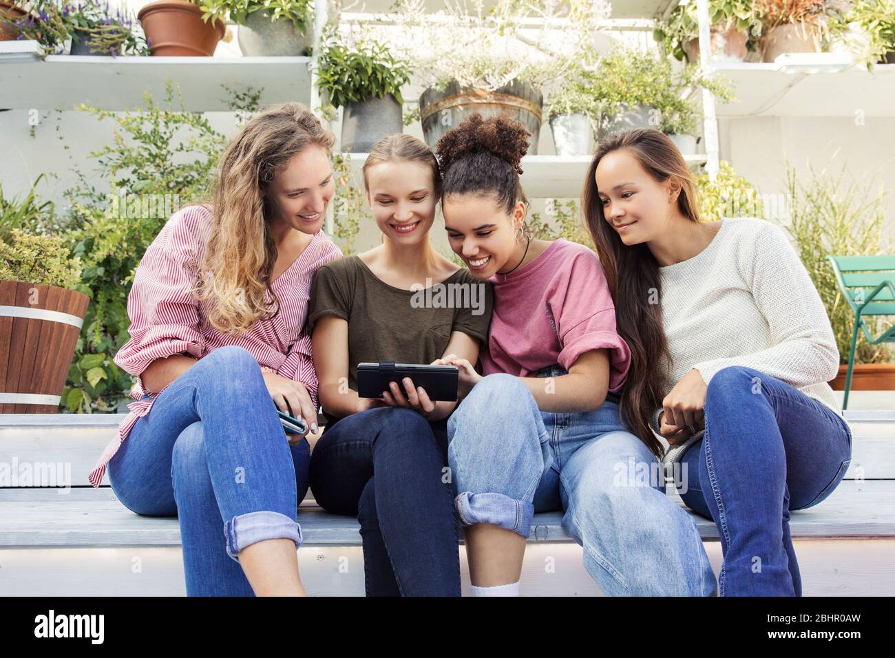 Four women sitting hi-res stock photography and images - Alamy