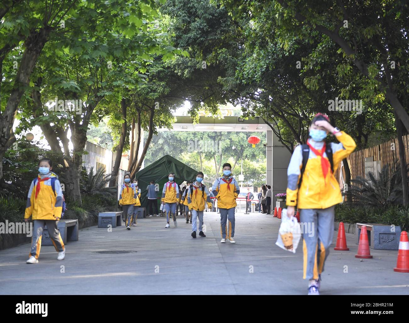 Class students enter school hi-res stock photography and images - Alamy