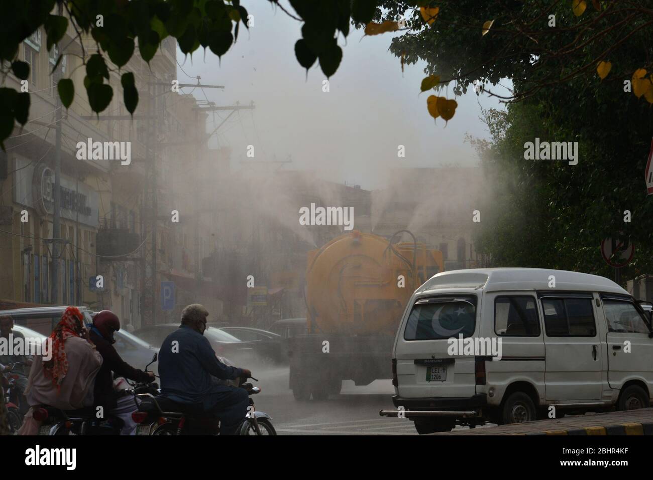 Lahore, Pakistan. 25th Apr, 2020. Pakistani workers of Water and ...