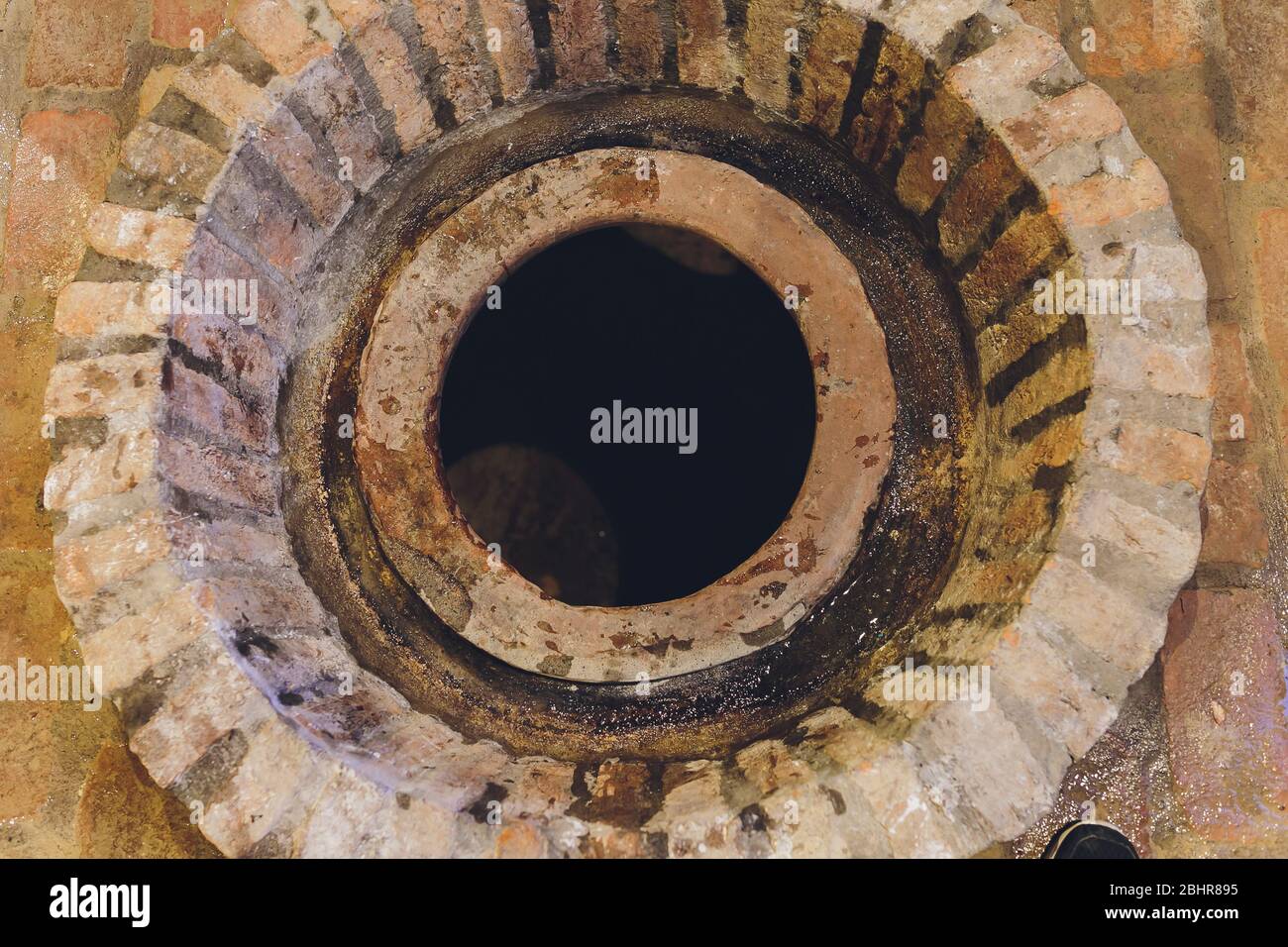Old well in the paddy field for agriculture Stock Photo - Alamy