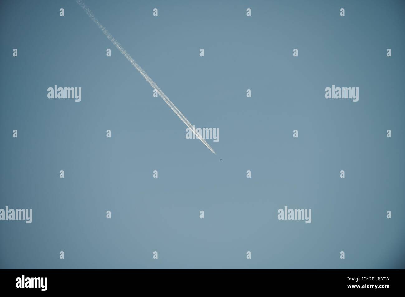 Diagonal airplane trace on a clear blue sky Stock Photo - Alamy