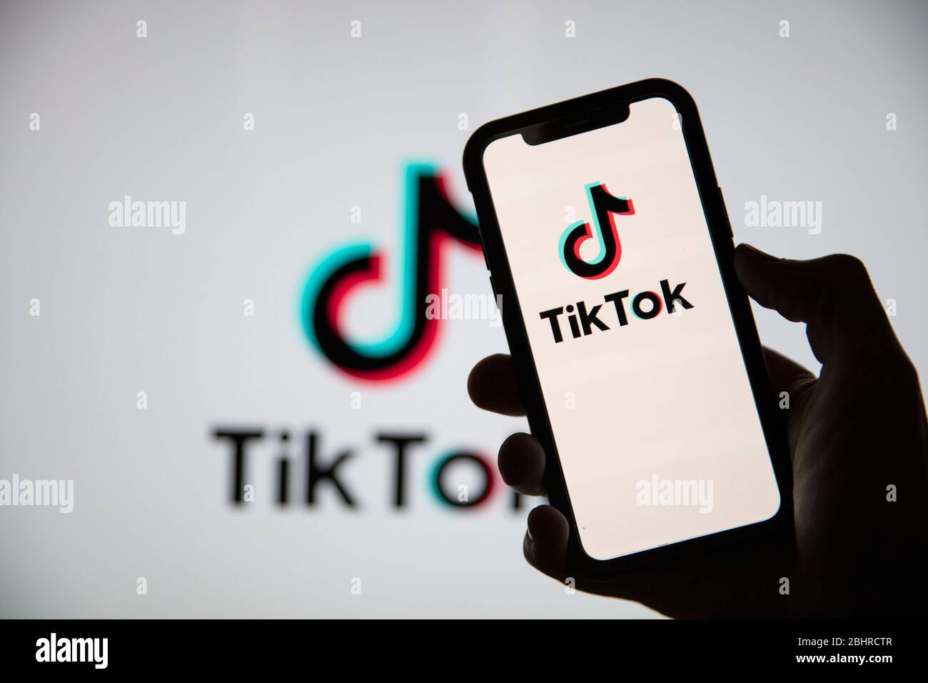 Tik tok mobile device hi-res stock photography and images - Alamy