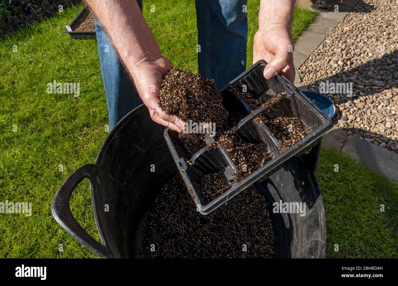 Filling in potting soil hi-res stock photography and images - Alamy