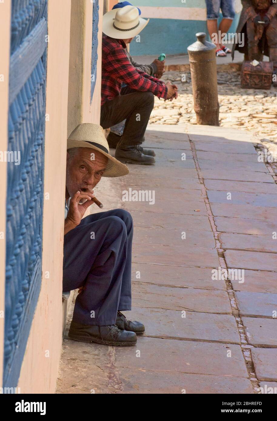 Old men smoke cigars hi-res stock photography and images - Alamy