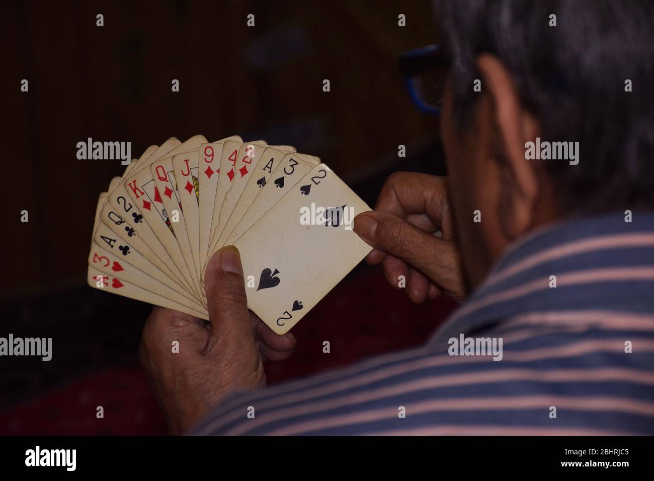 Bridge cards hand hi-res stock photography and images - Alamy