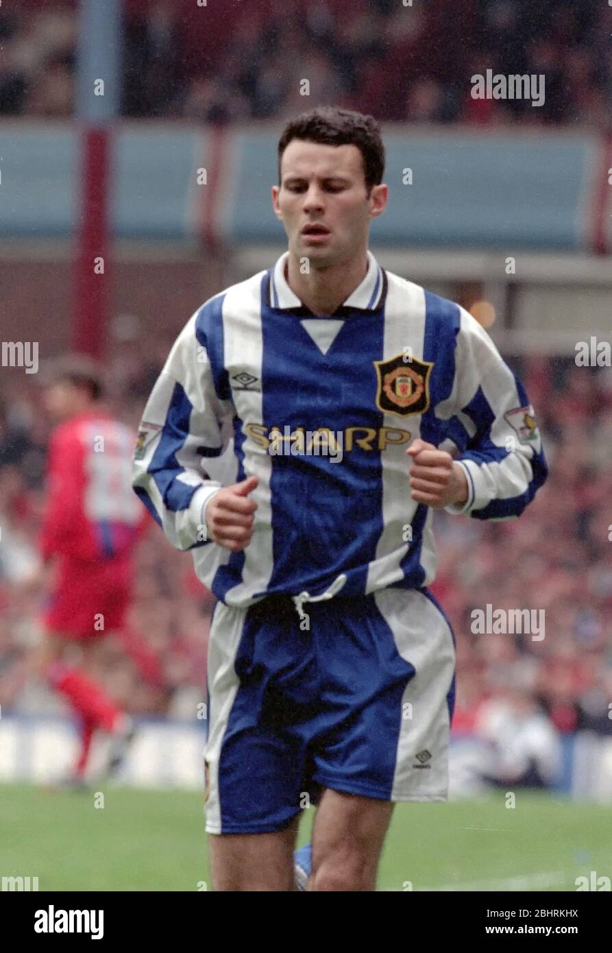 Welsh soccer player hi-res stock photography and images - Alamy