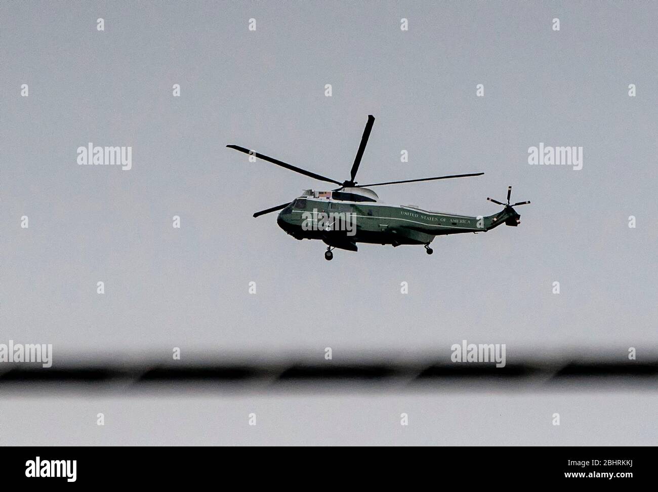 Flying helicopter overhead line hi-res stock photography and images - Alamy