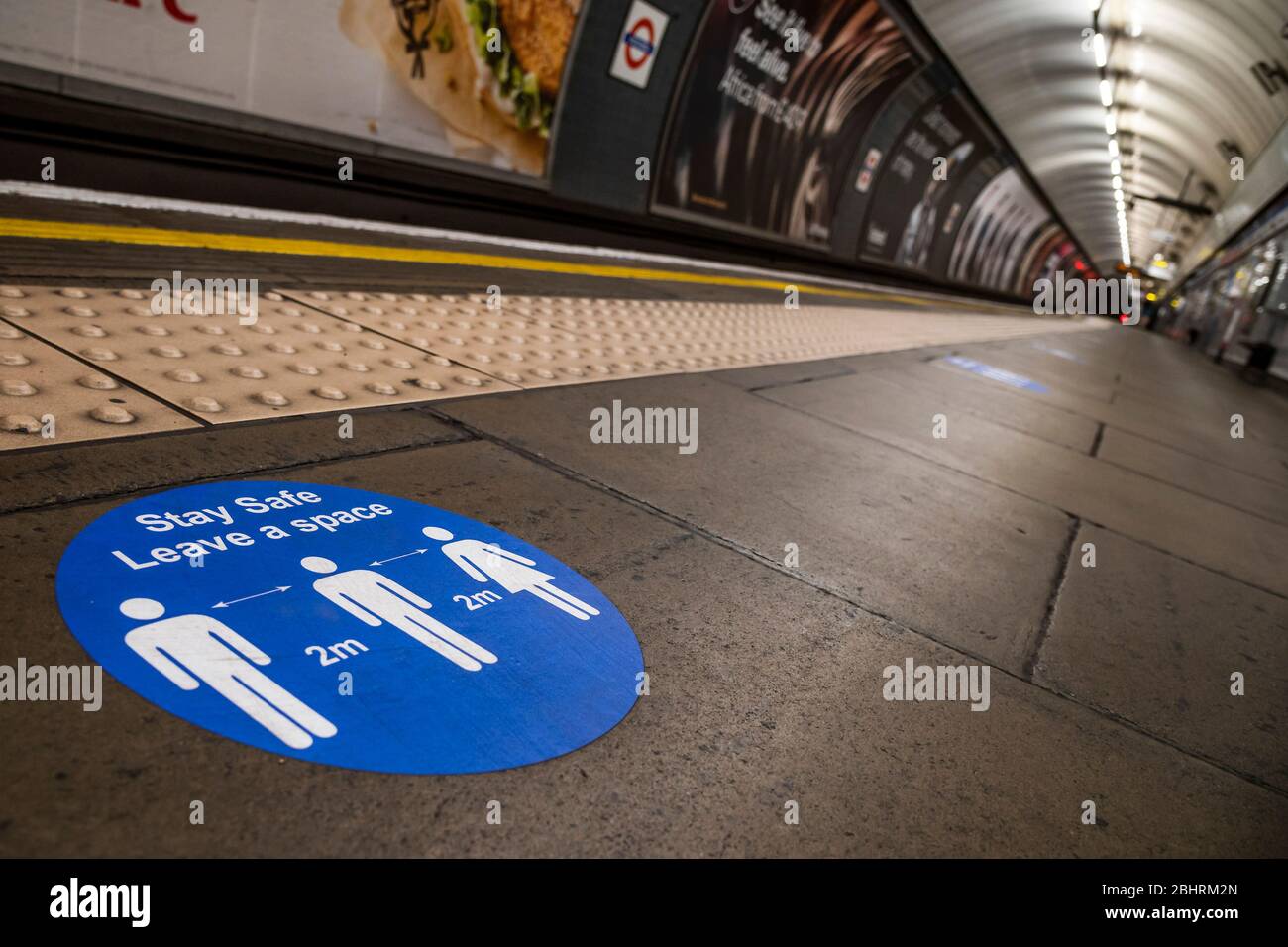 Tube signs hi-res stock photography and images - Alamy