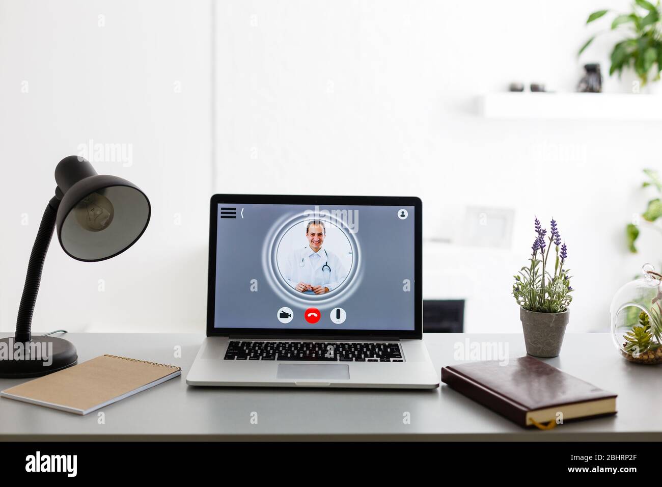 Doctor horizontal green screen hi-res stock photography and images - Alamy