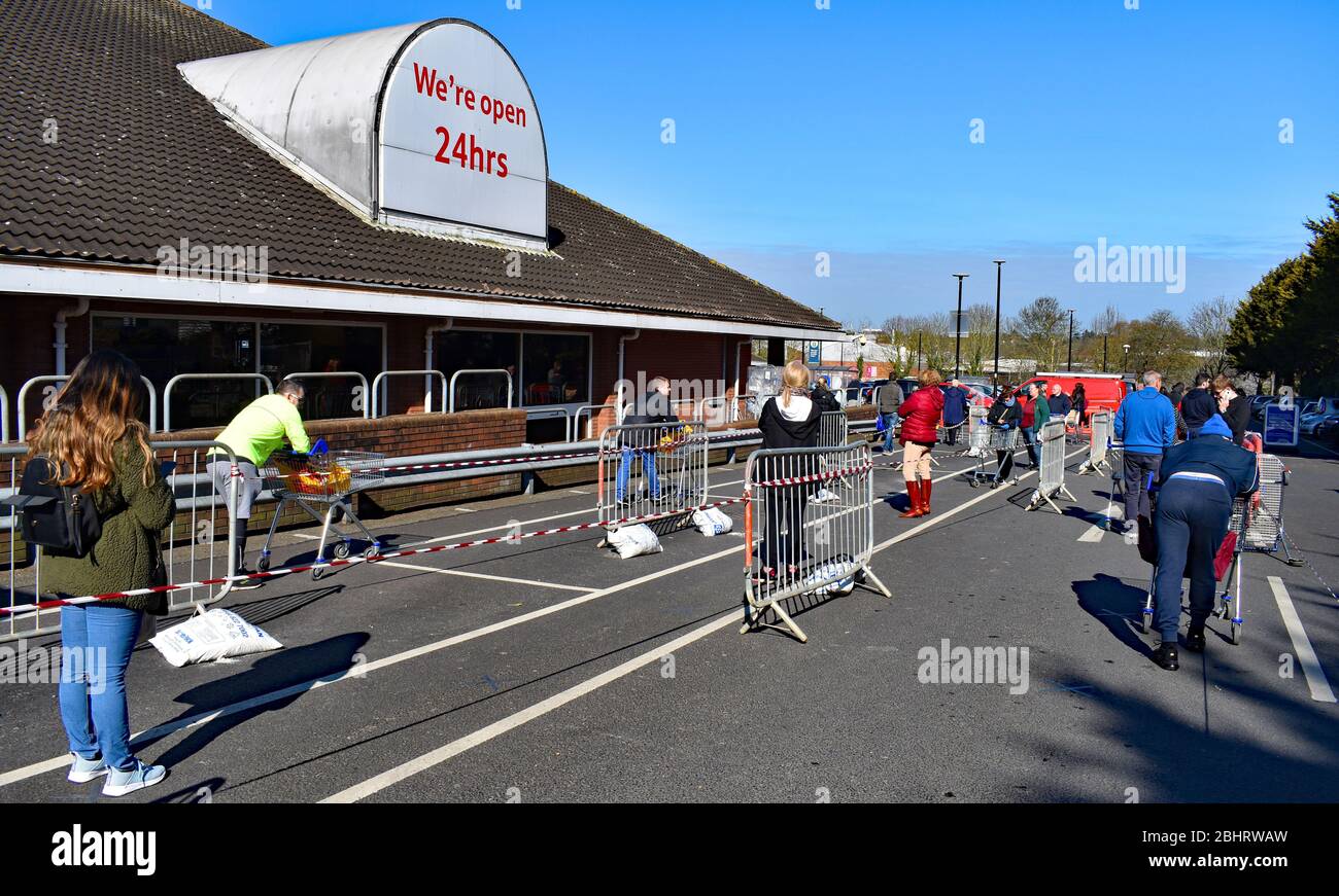 Social distancing queue at supermarket Stock Photo - Alamy