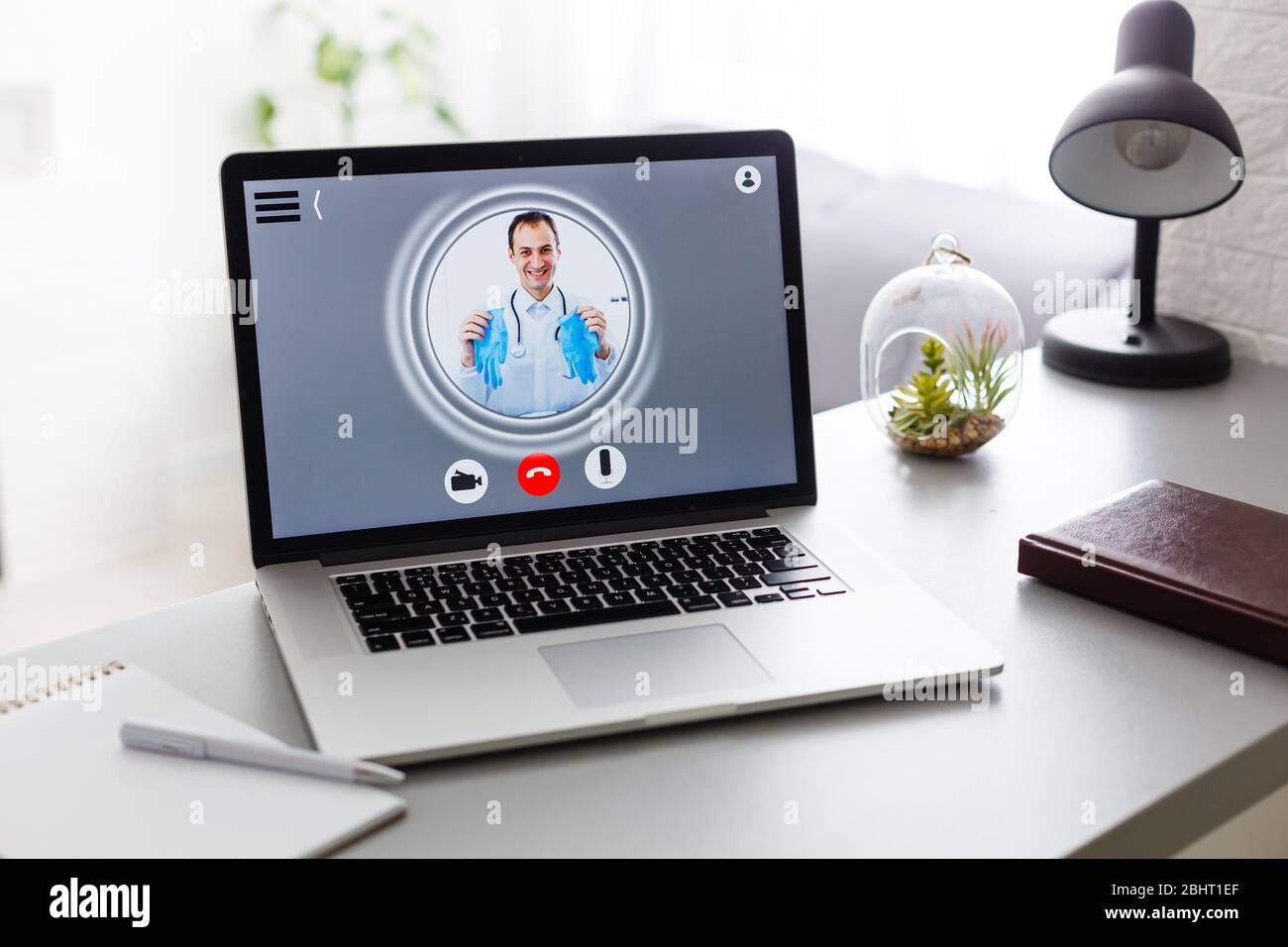 Doctor horizontal green screen hi-res stock photography and images - Alamy