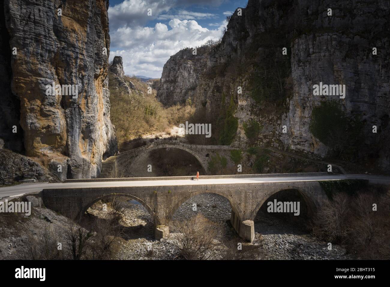 Bridge of Kokkoros or Noutsos in Zagorohoria Stock Photo - Alamy