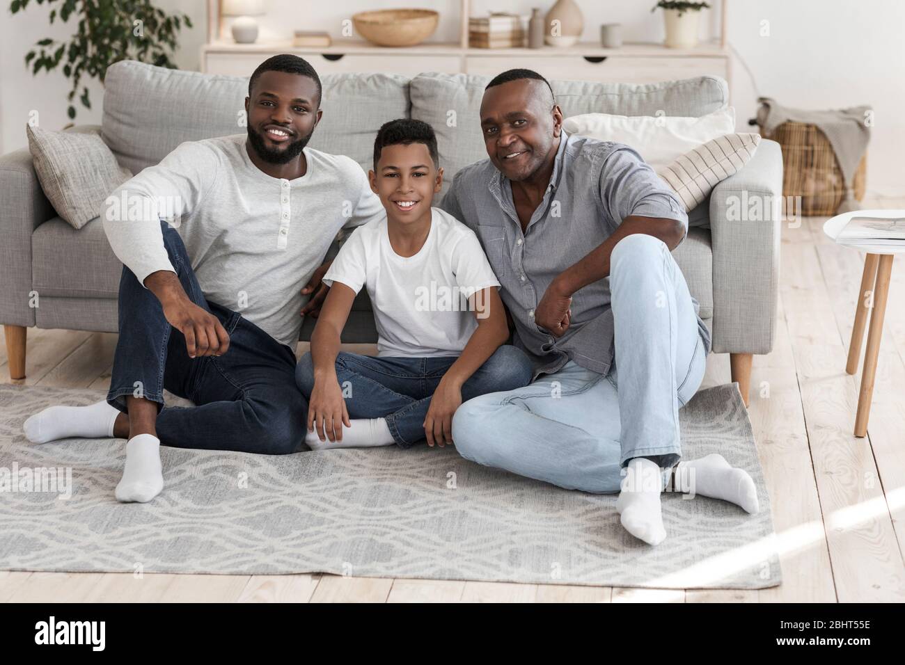 Multi generational group hi-res stock photography and images - Alamy
