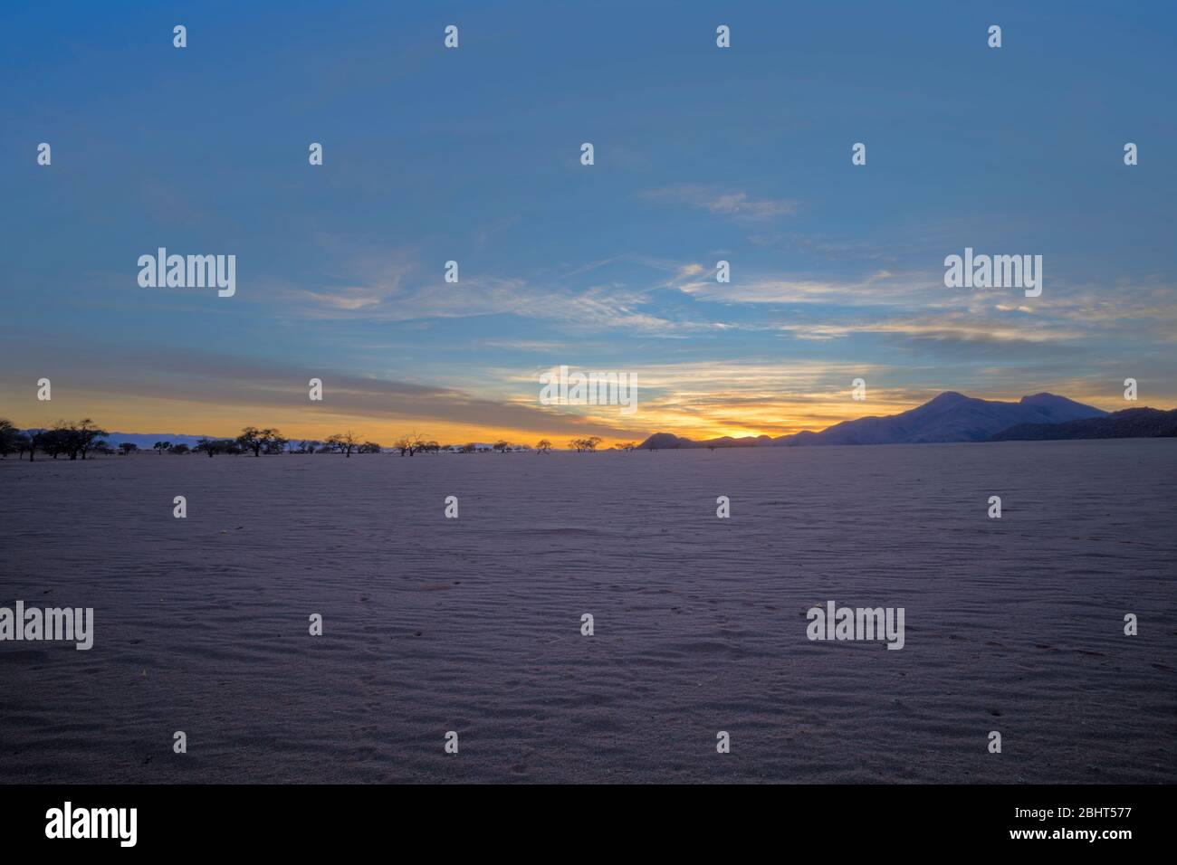 Wide open spaces at sunrise in the desert Stock Photo - Alamy
