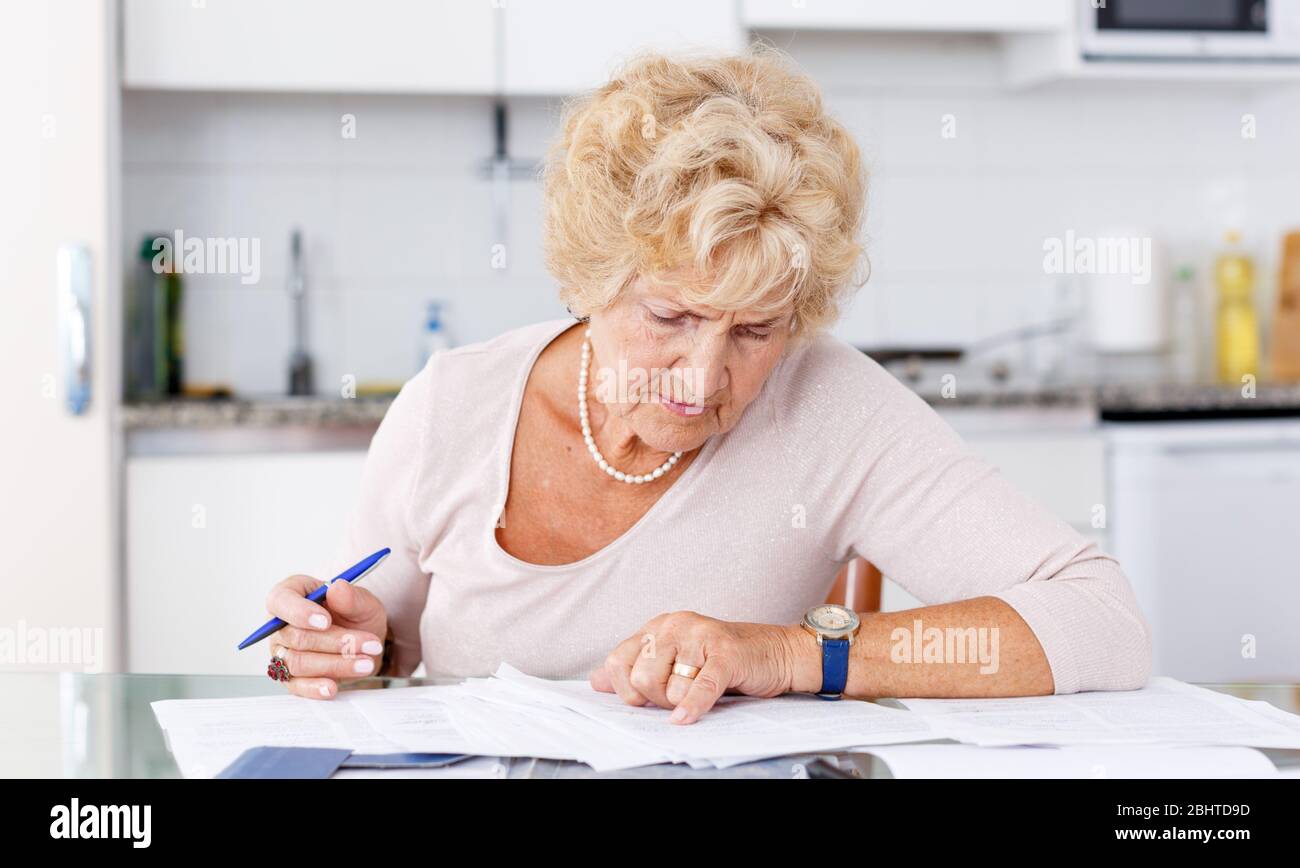 Woman filling in registration hi-res stock photography and images - Alamy