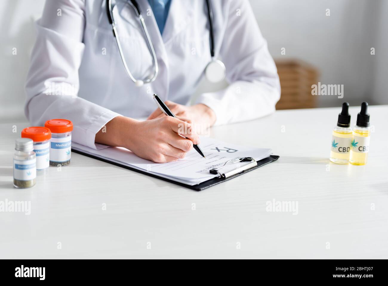 Prescription bottles writing hi-res stock photography and images - Alamy