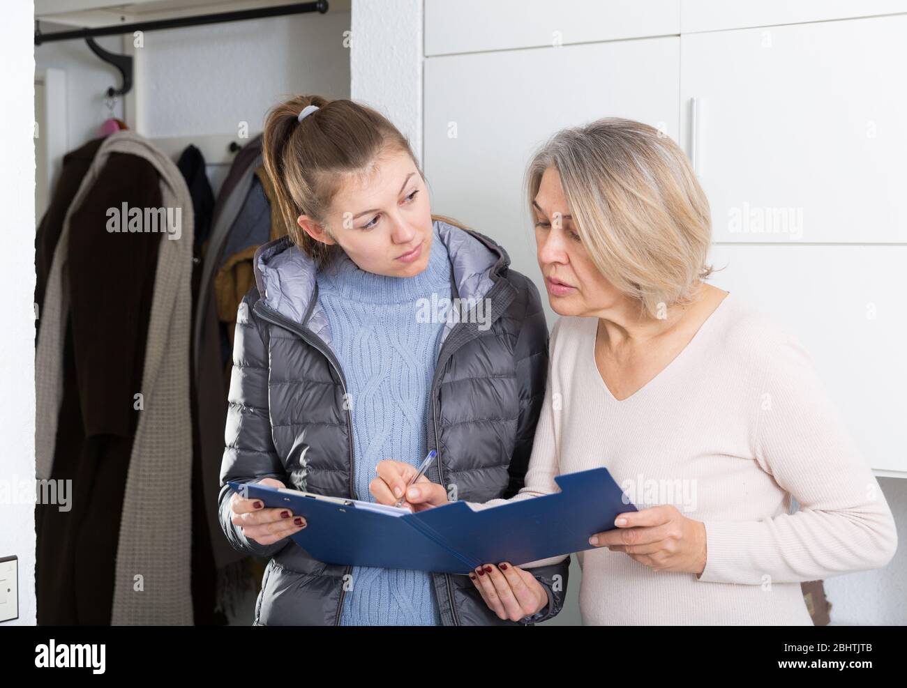 Social survey mature woman hi-res stock photography and images - Alamy
